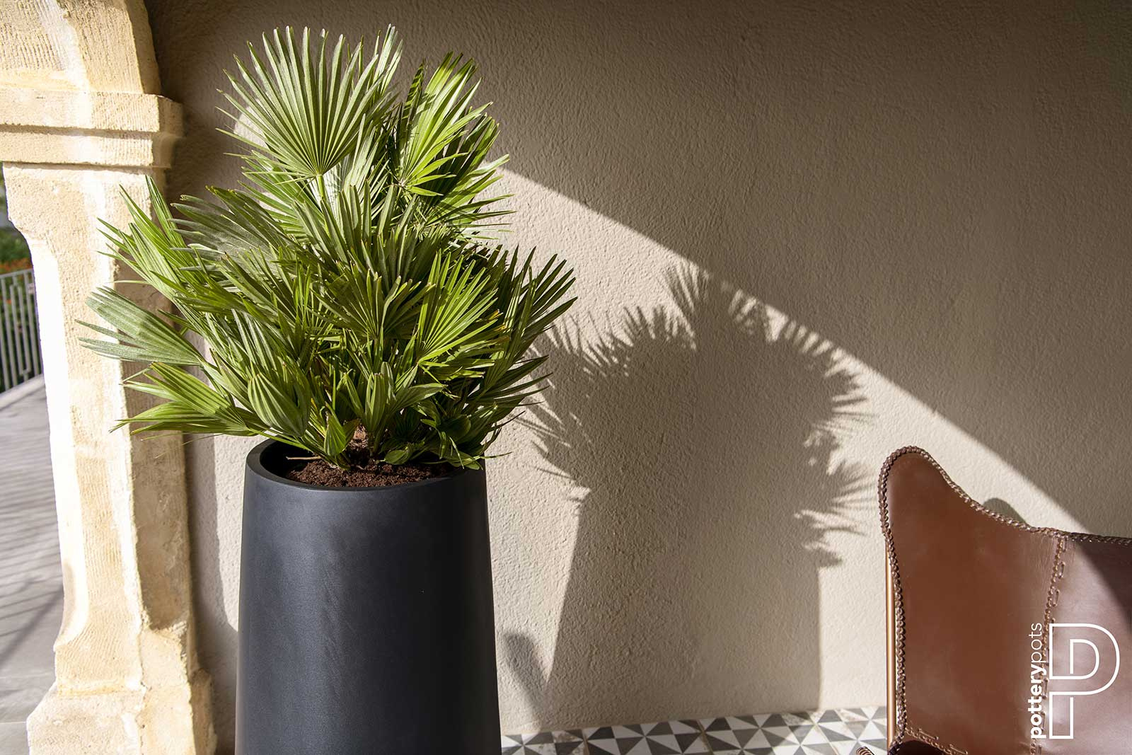 Czarna wysoka donica kamienna Nax M | www.hydroponika.pl